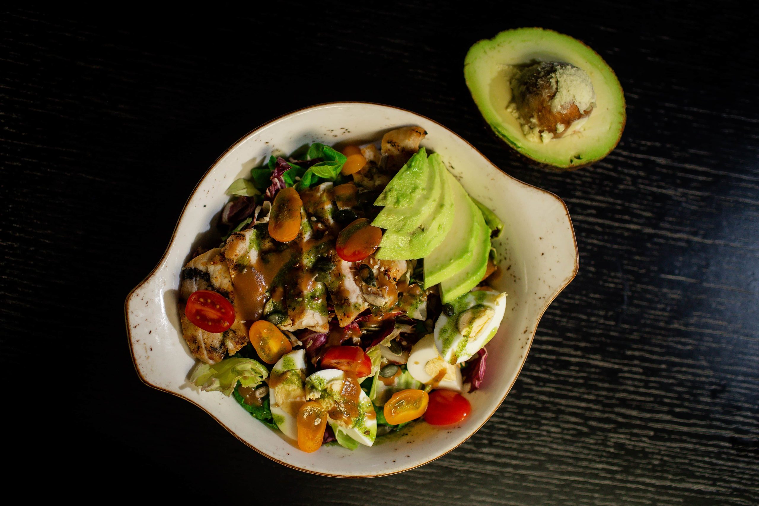 Salată cu pui, avocado și ou - Stradale by Apulum